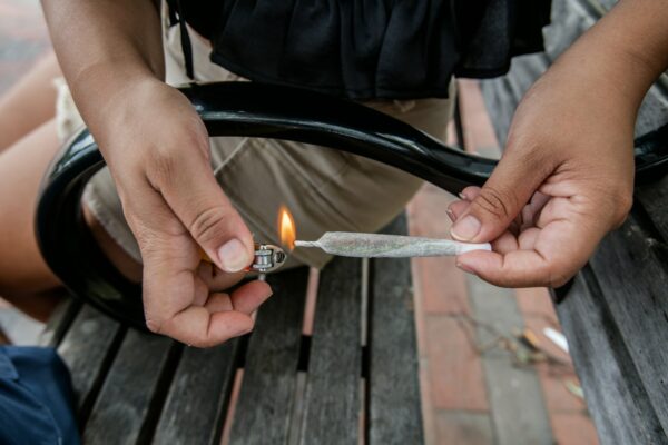 Pre-rolled vs hand-rolled joints: settling the great debate